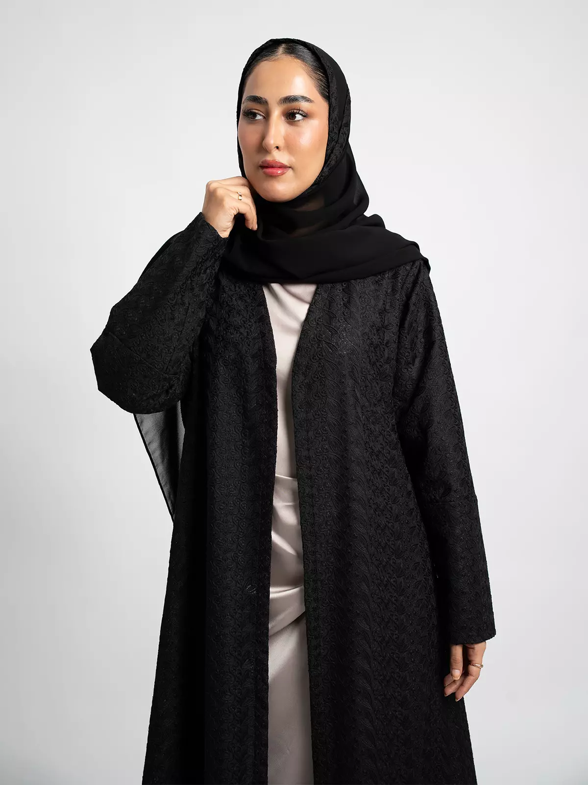 Latest Abayas, Clothing & Tarha Discover the Latest Abaya Styles for ...