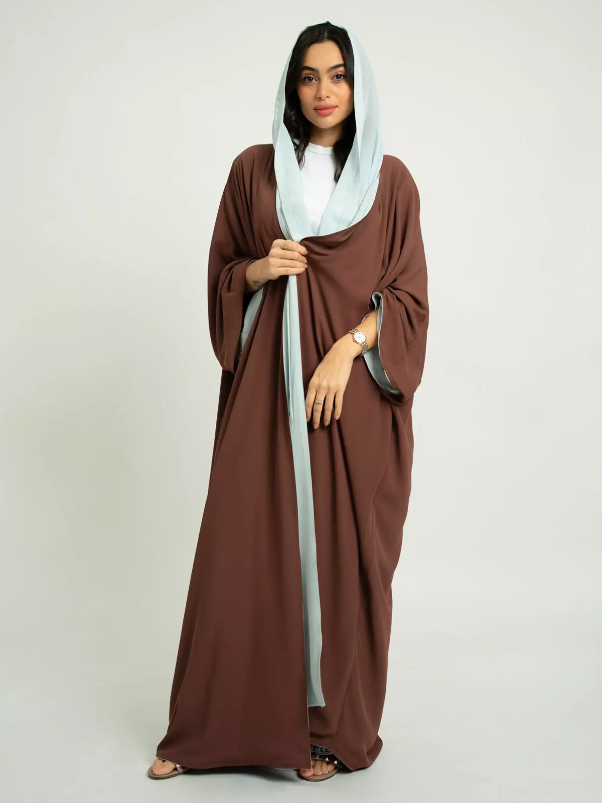 Latest Abayas, Clothing & Tarha Discover the Latest Abaya Styles for ...