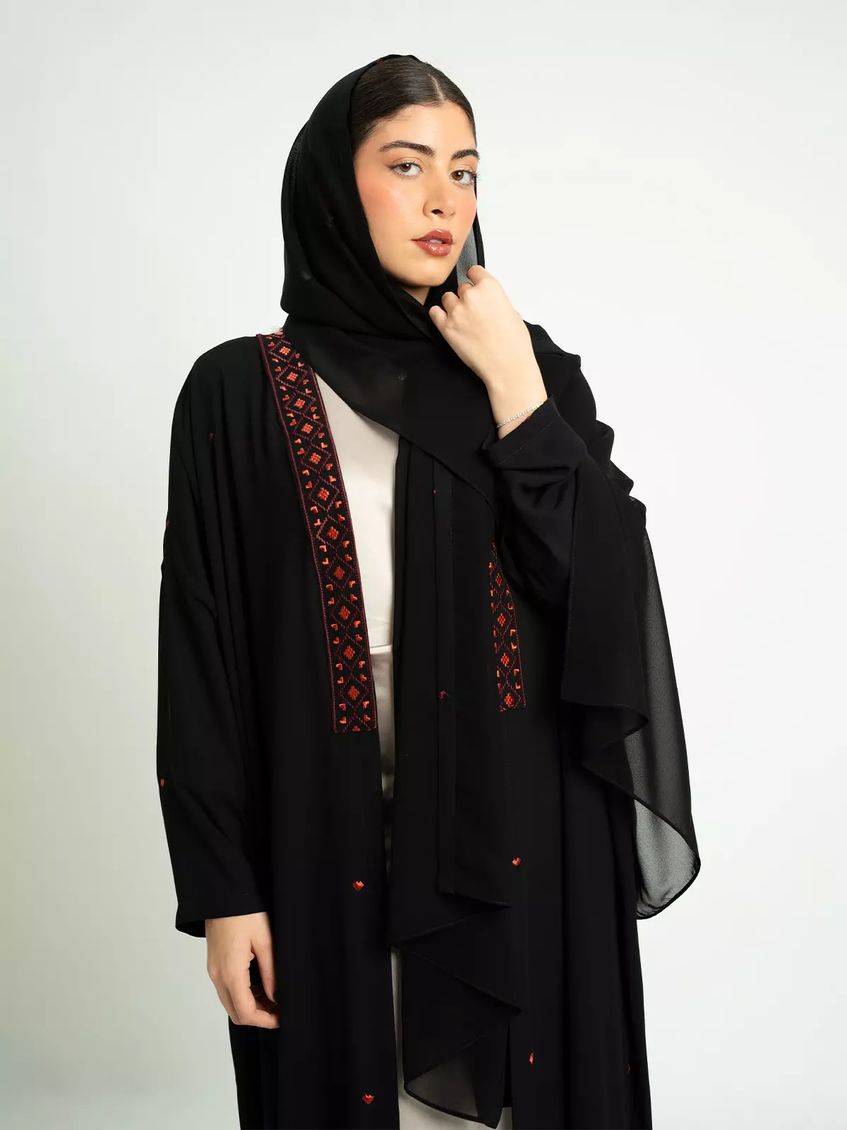 Latest Abayas, Clothing & Tarha Discover the Latest Abaya Styles for ...