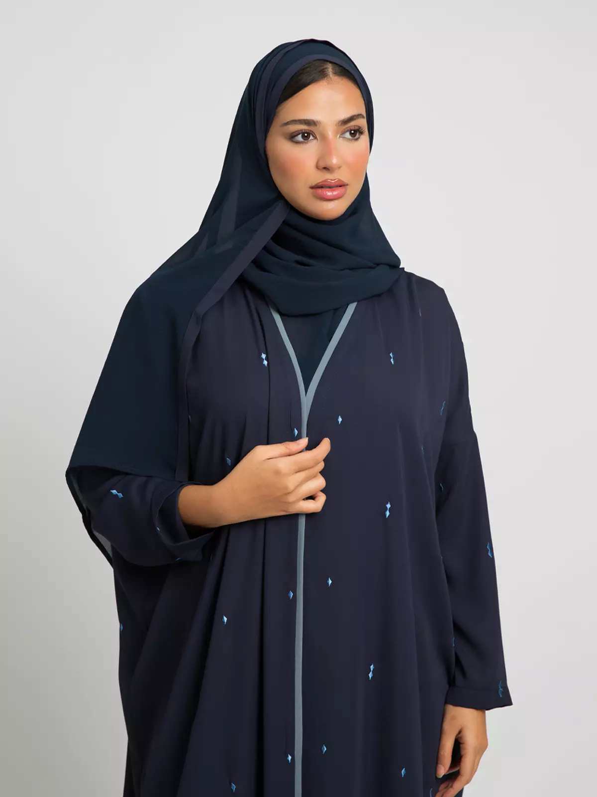 Latest Abayas, Clothing & Tarha Discover the Latest Abaya Styles for ...