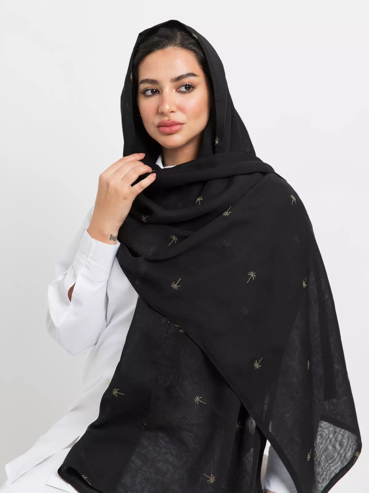 Latest Abayas, Clothing & Tarha Discover Beautiful Embroidery Tarha ...