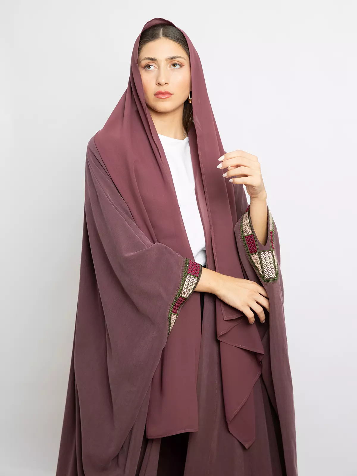 Latest Abayas, Clothing & Tarha Pink embroidery bisht abaya | Wide ...