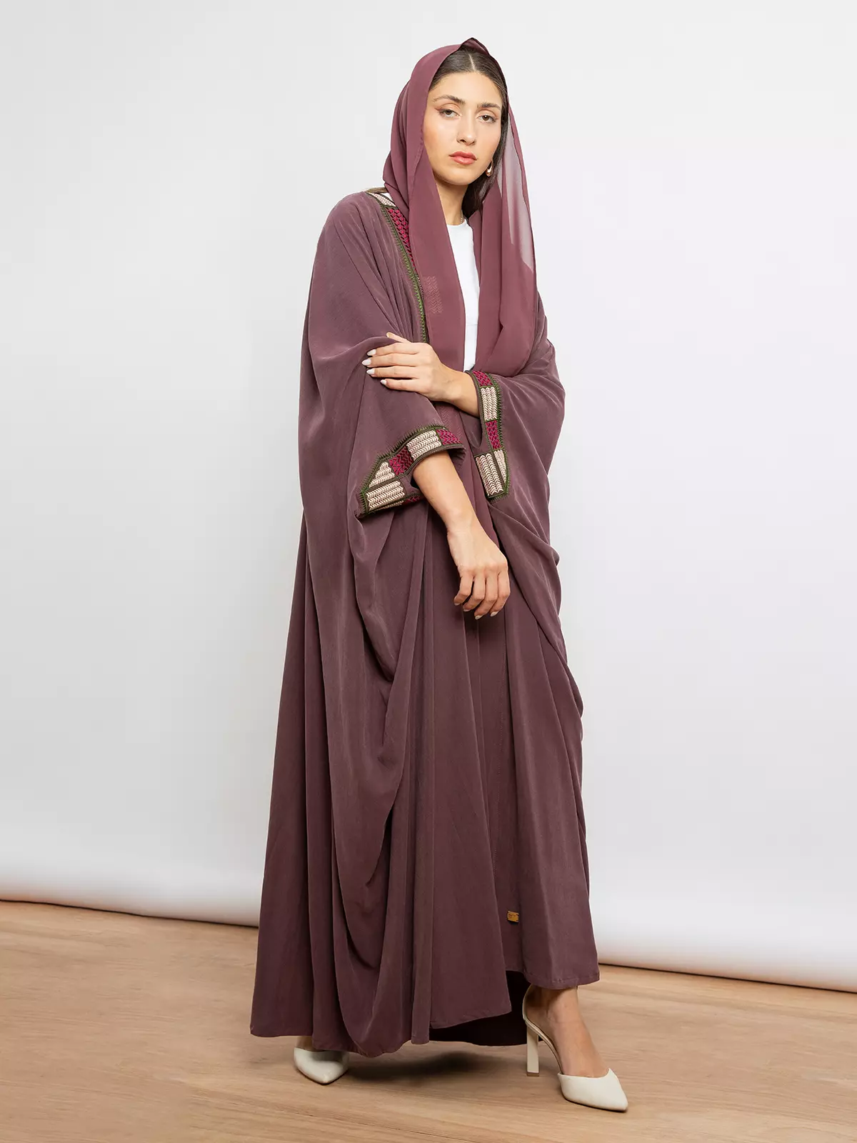 Latest Abayas, Clothing & Tarha Pink embroidery bisht abaya | Wide ...