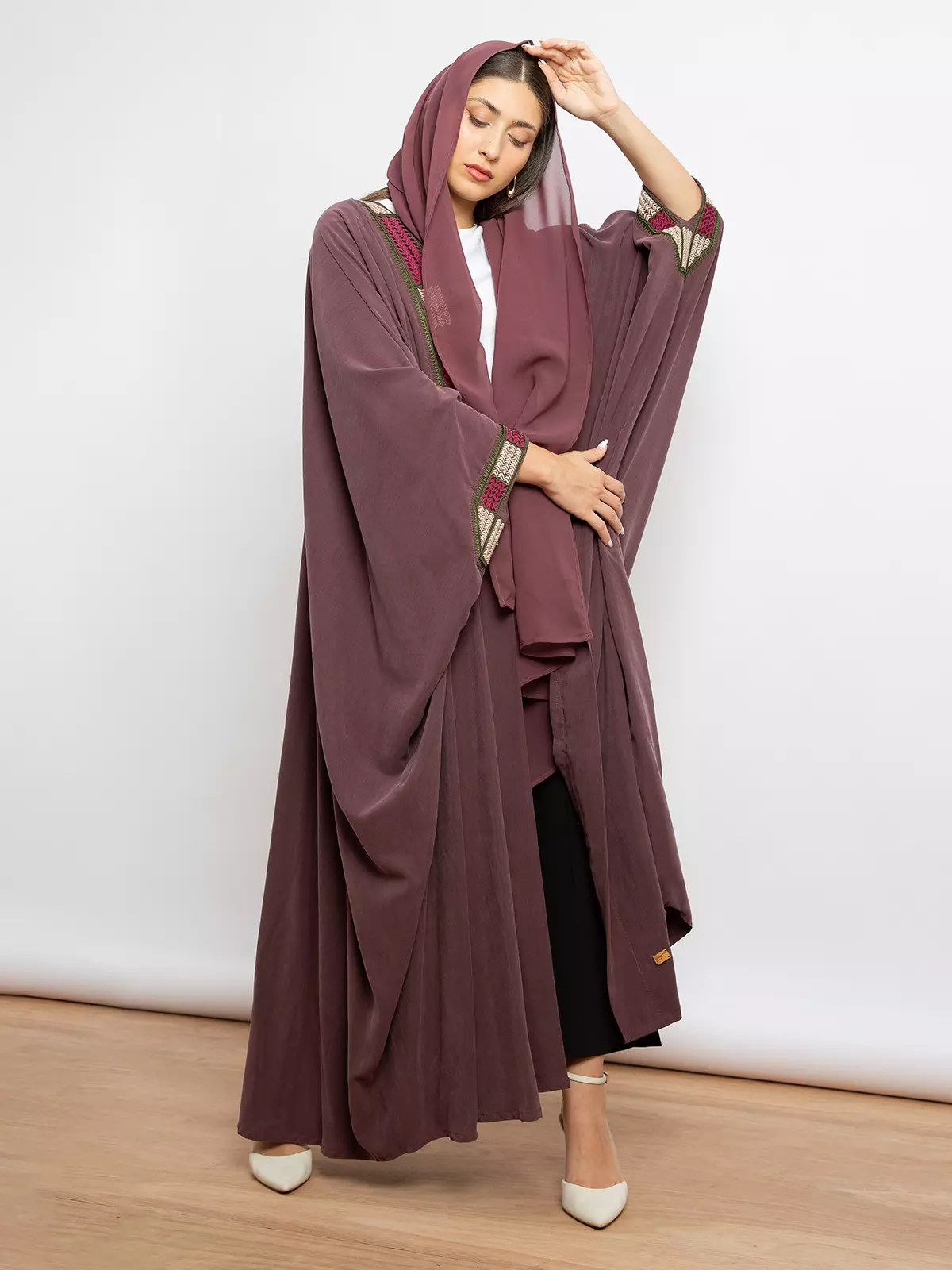 Latest Abayas, Clothing & Tarha Pink embroidery bisht abaya | Wide ...